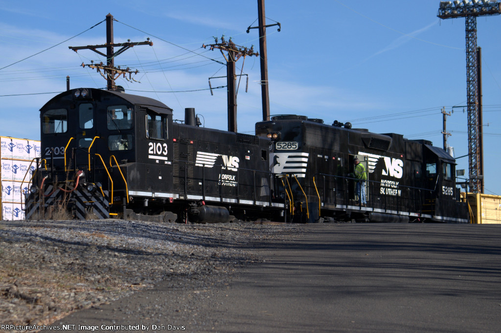 NS SW1001 2103 and GP38-2 5285